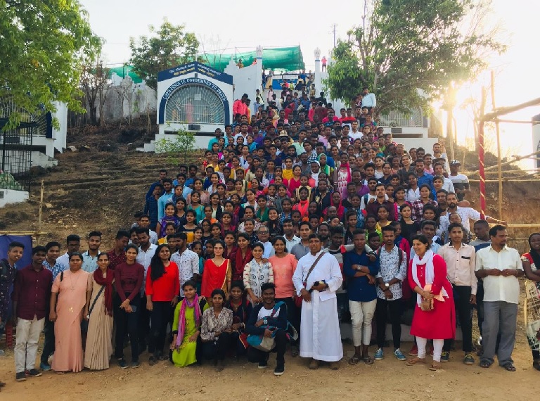 Karnataka: Lenten Walk by 400 Youth to Nandgad Hill's Miraculous Cross ...